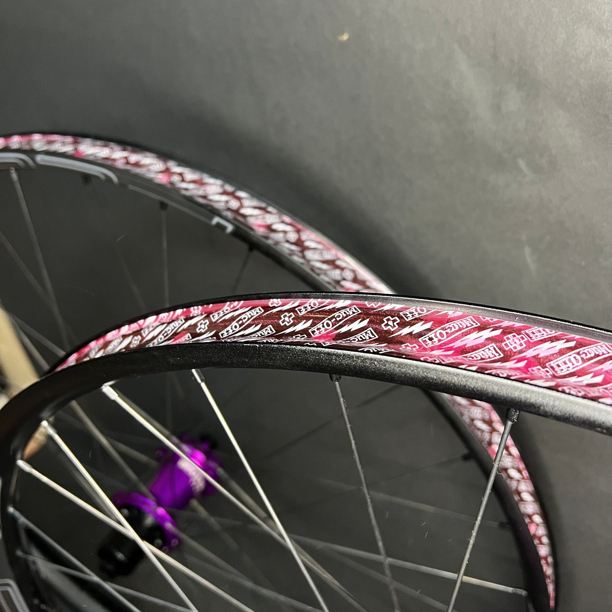 Big MTN Wheels: I9 hydra with notubes Flow EX3 29" rims.